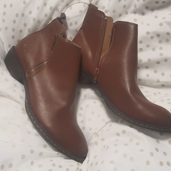 boc | Shoes | Flat Brown Boots Boc Size 7m | Poshmark